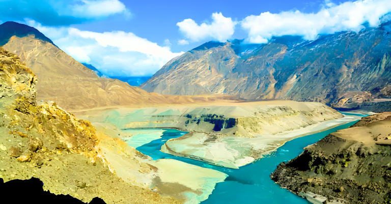 Which rivers flow between India and Pakistan?