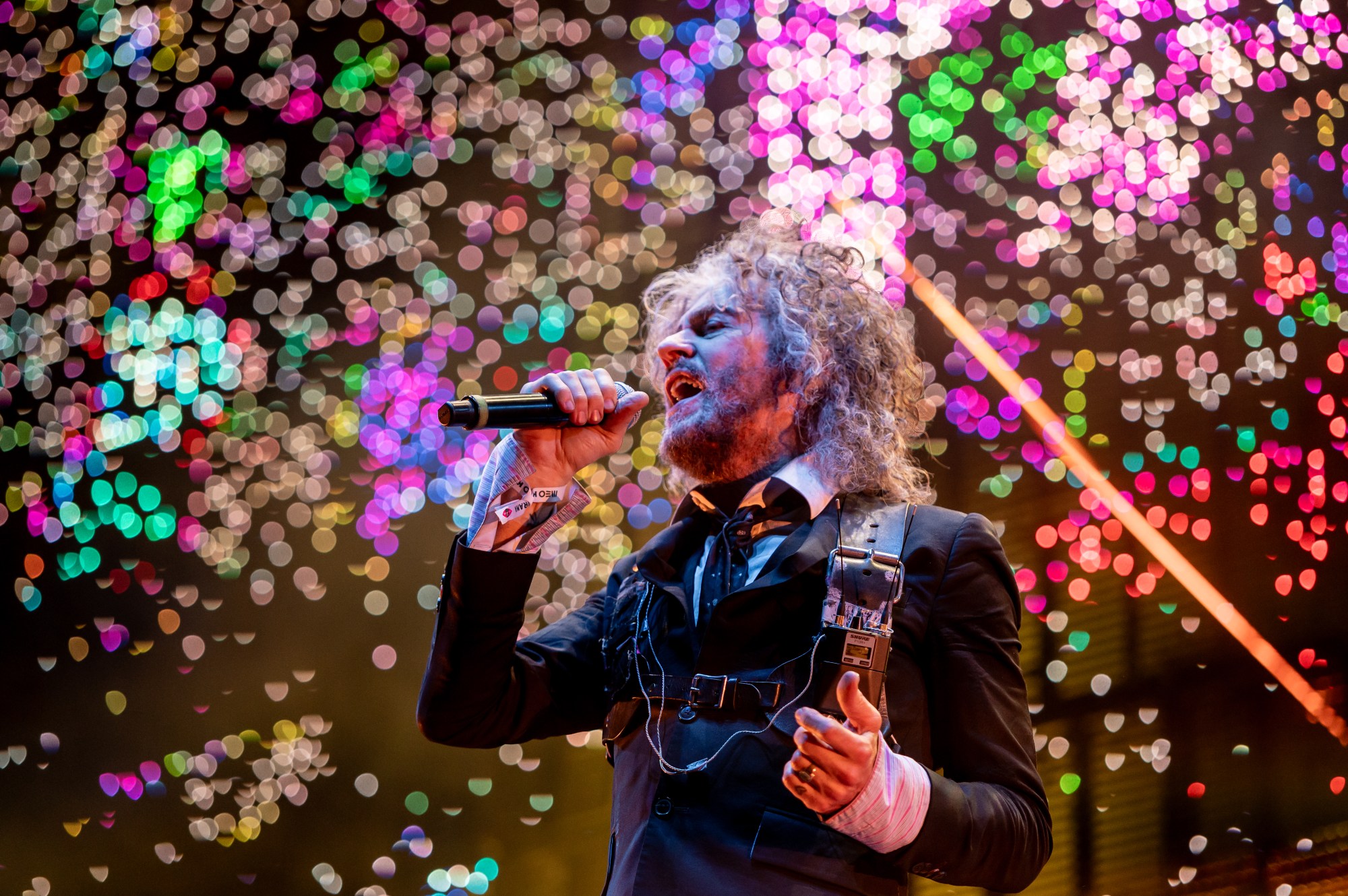 Iconic indie rock singer hospitalized with pneumonia, band forced to ...