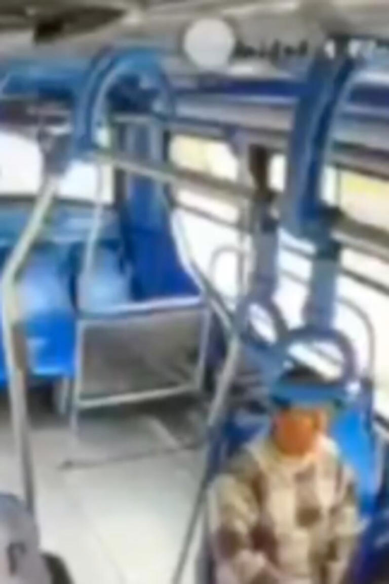 Video: Conductor de bus fue apuñalado durante un asalto armado en el ...