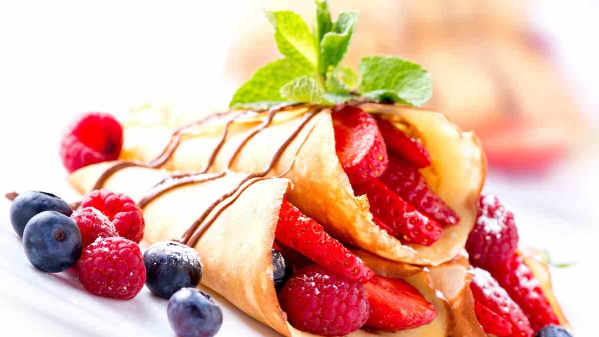 Crepas de queso con frutos rojos para el desayuno dulce, al estilo bistró