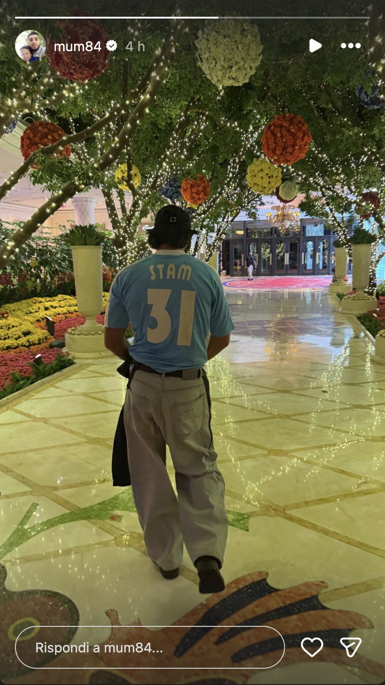 Gigot in vacanza con la maglia di Stam (foto)