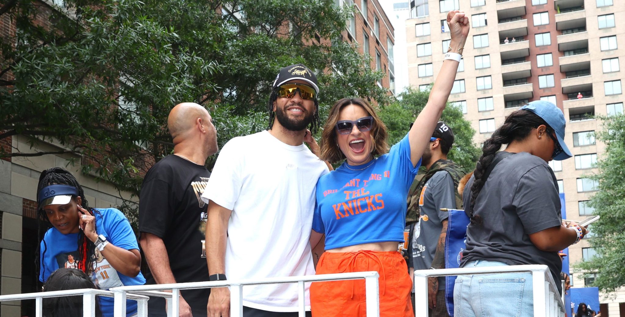 Jalen Brunson makes Mariska Hargitay cry during Knicks championship parade