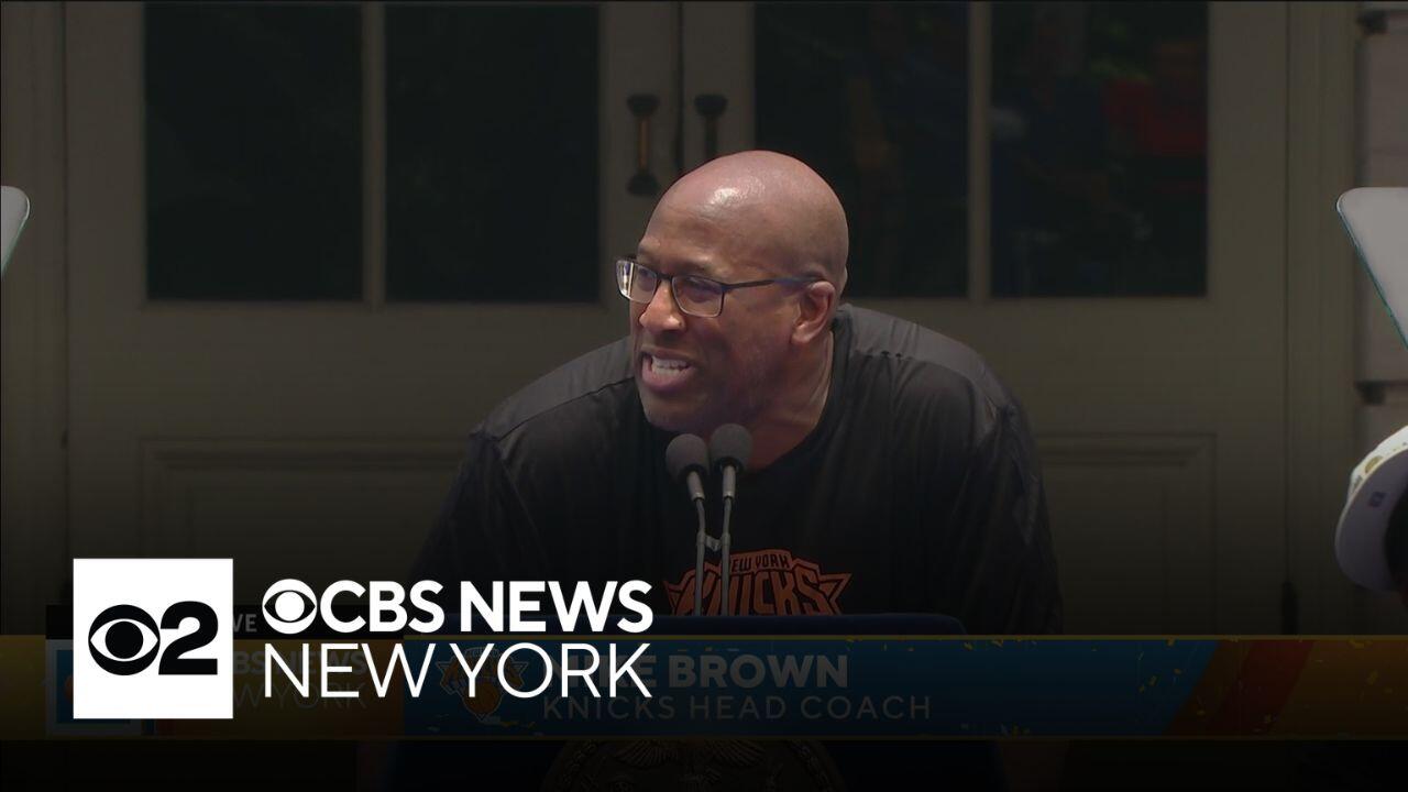 Knicks HC Mike Brown speaks at NBA championship parade