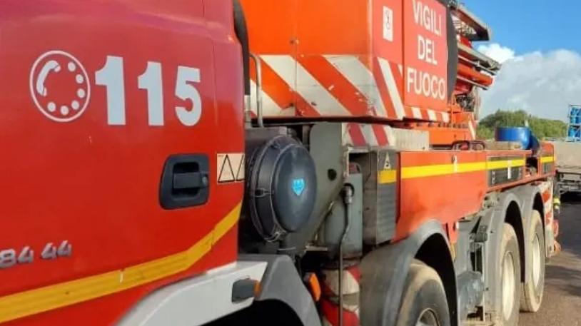 Semirimorchio prende fuoco sulla statale 131, autista illeso