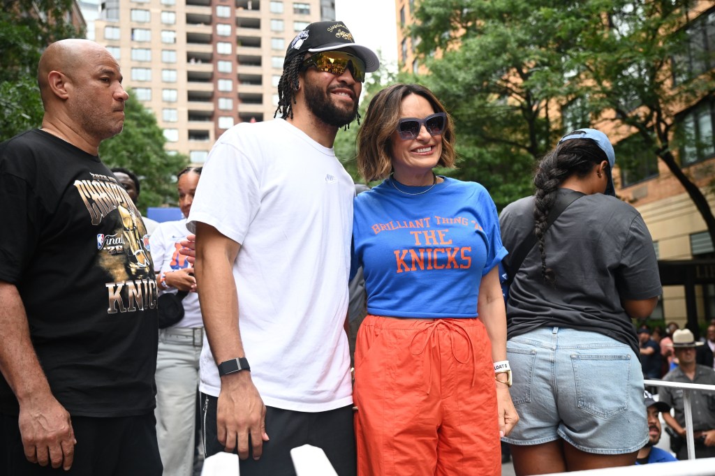 Jalen Brunson lifts Larry O’Brien trophy alongside wife, daughter at ...