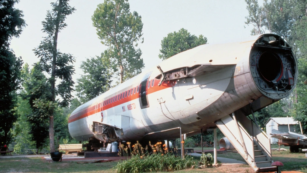 4 creative Boeing 727 conversions into homes and rentals