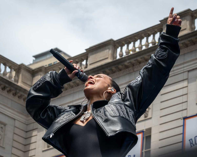 Knicks parade: Mamdani gives Knicks keys to the city after historic ...