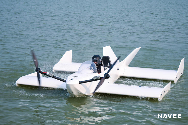 Deze Chinese waterscooter 'vliegt' boven het water