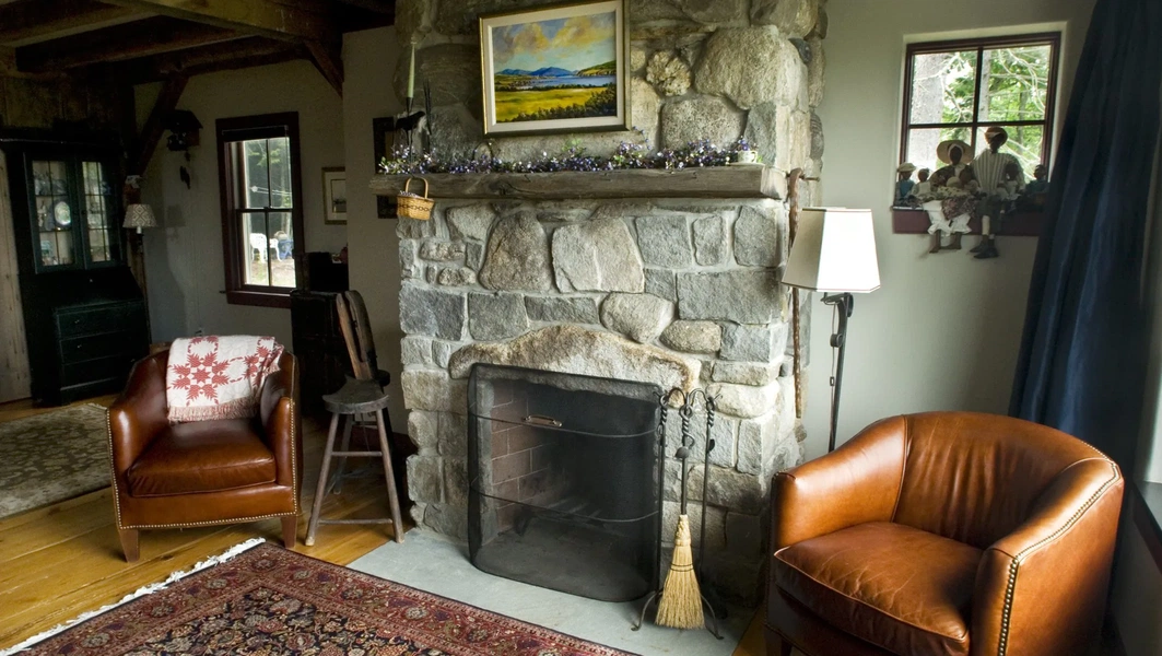 Historic Plymouth lakeside cabin