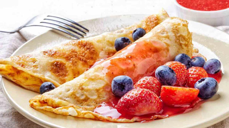 Crepas de queso con frutos rojos para el desayuno dulce, al estilo bistró