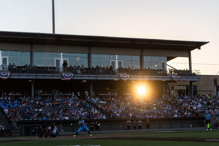 KC Diamonds pro softball debuts with cheers, thrills and victory at ...