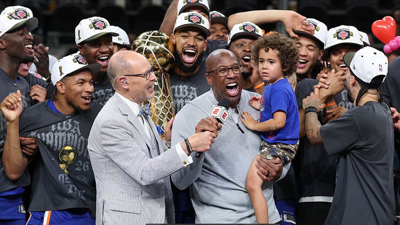 Mike Brown sports '10 Weeks' shirt for Knicks' championship parade ...