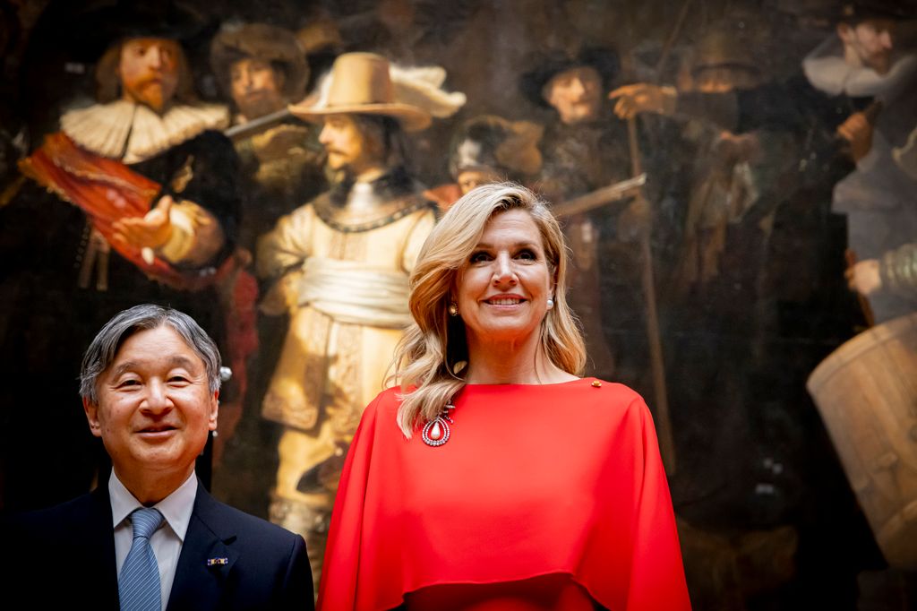 Máxima impacta de rojo en su cita nocturna con el emperador japonés y ...