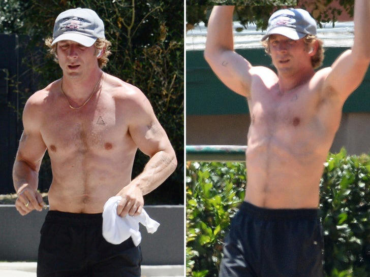 'The Bear' star Jeremy Allen White shows off rock-hard abs during ...