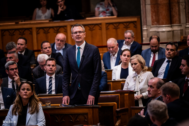 Rogán Antal havi 25 milliót keres, Gulyás Gergely babavárót vett fel