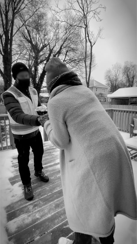 She surprised the delivery driver with a special gift