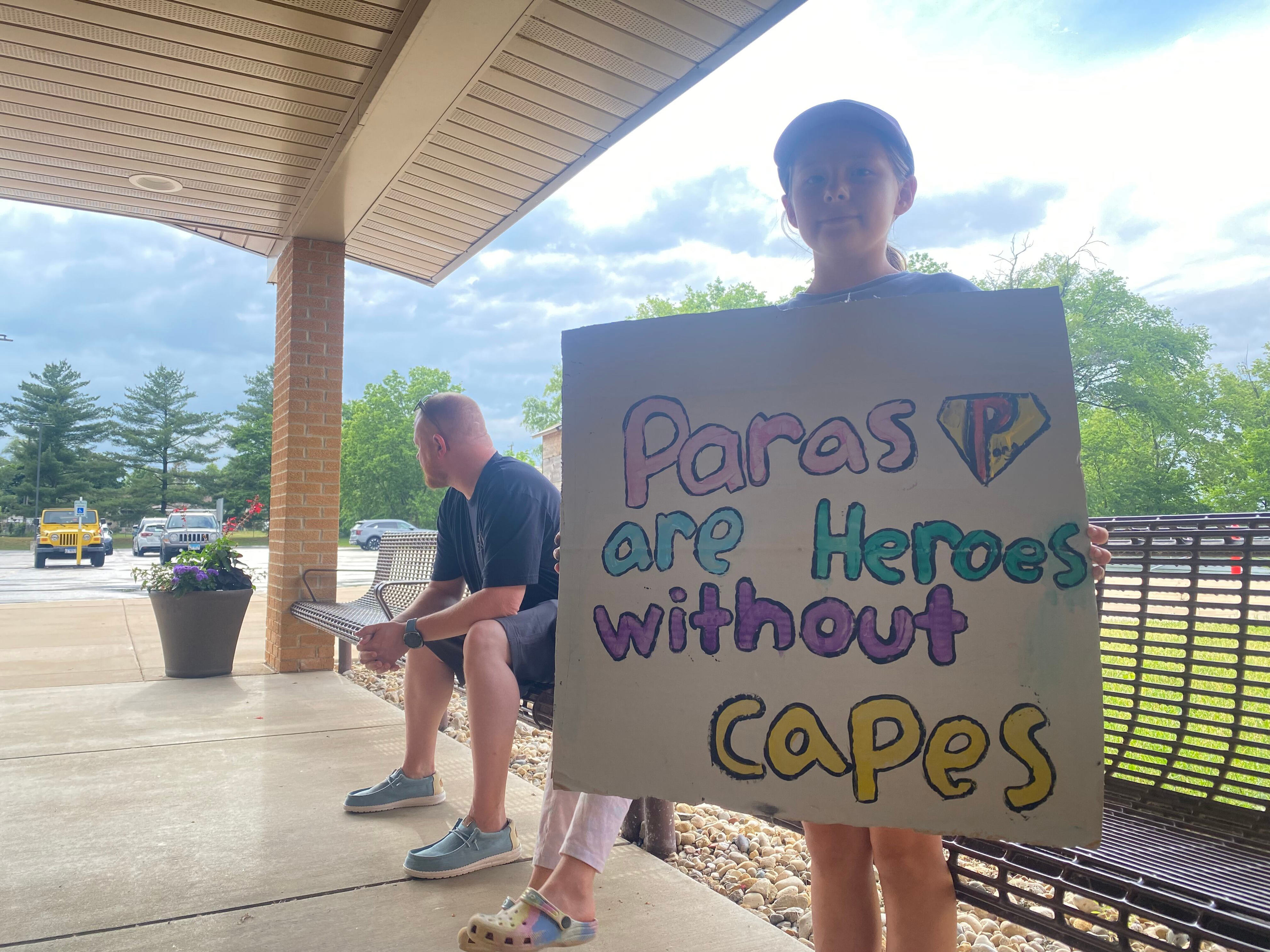 Rockton paraprofessionals push school district for living wage