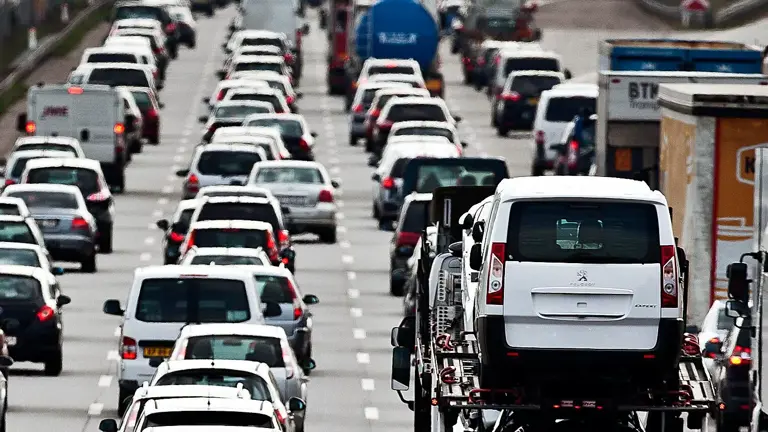 Flere kilometer kø på to motorveje efter uheld