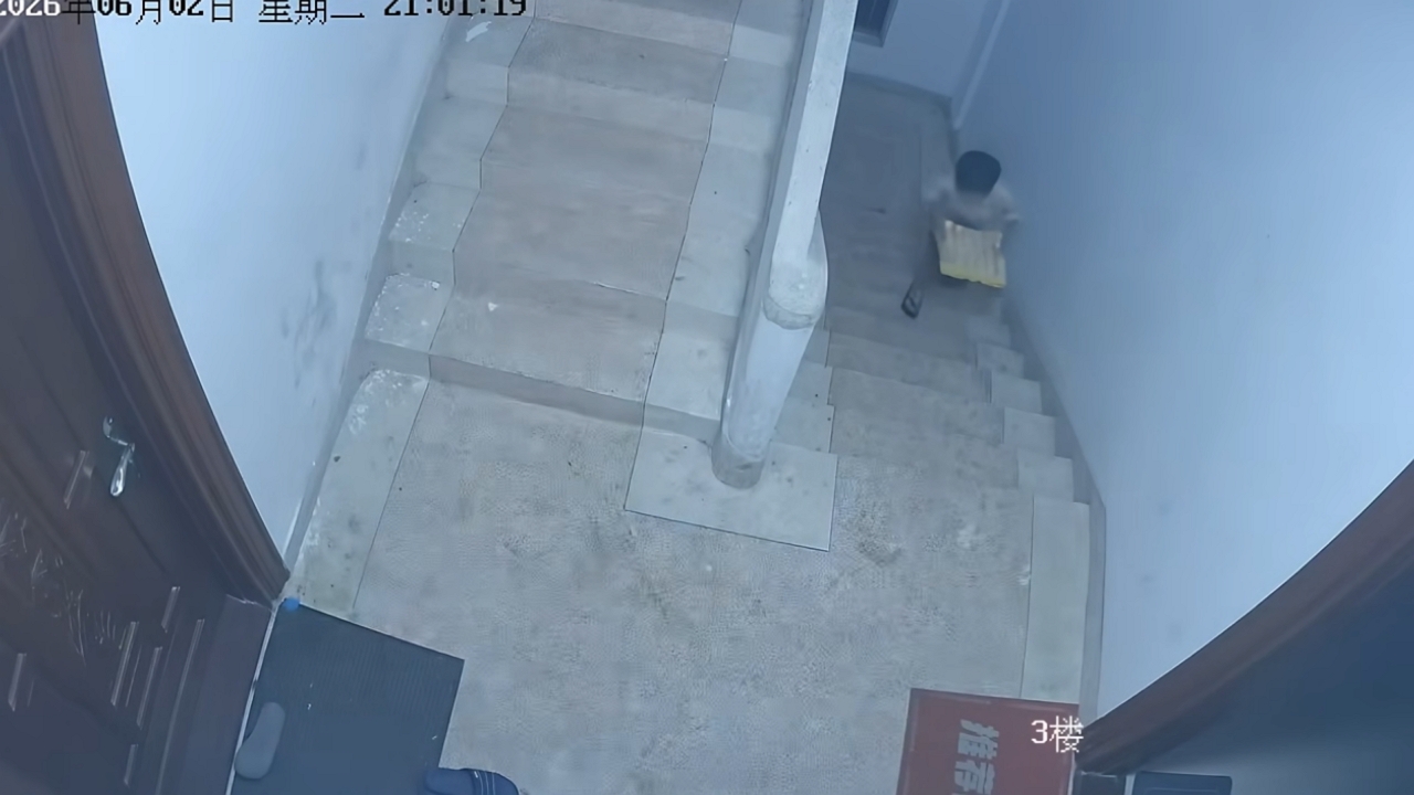 Boy slips on stairs, drops tray of eggs in Guangdong