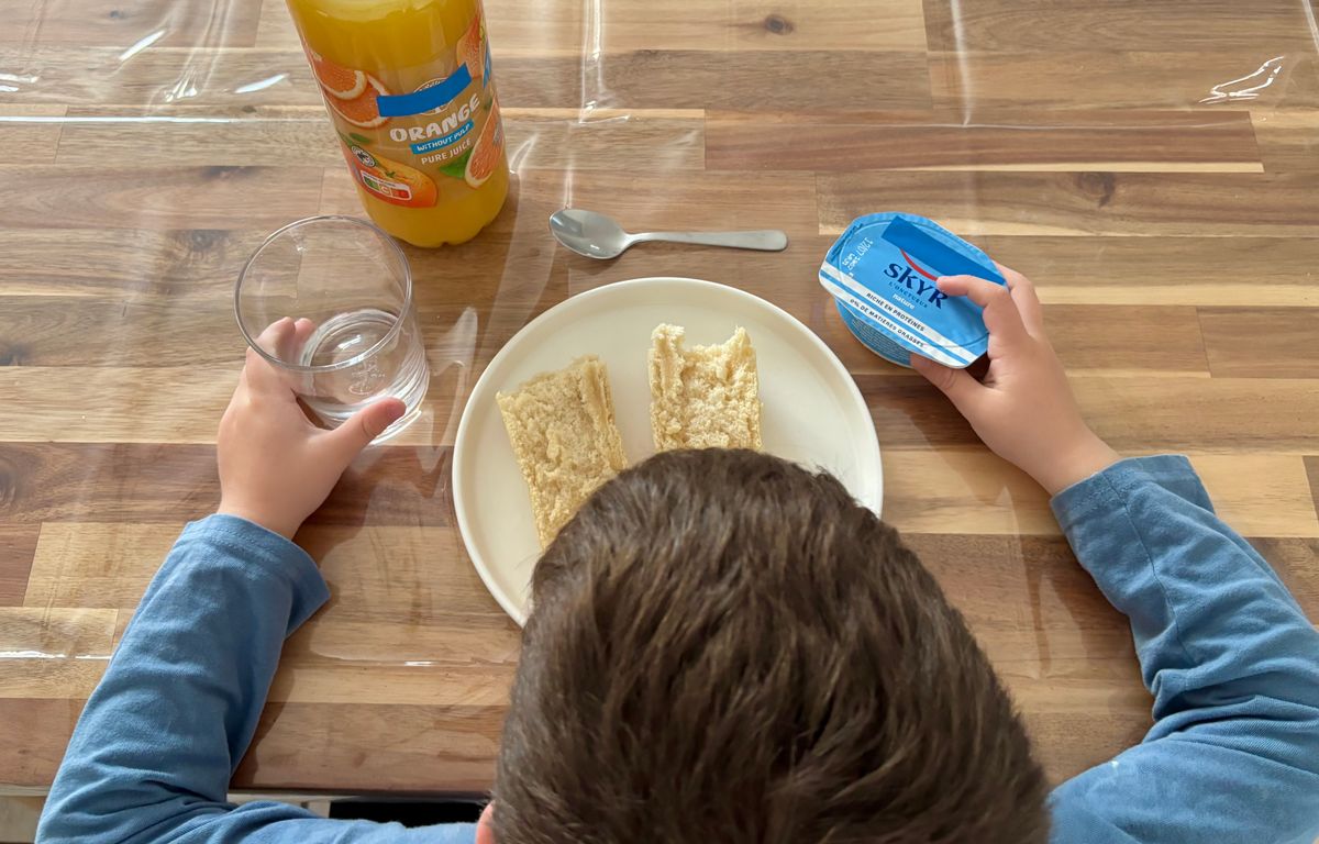 Yaourt, jus d’orange, pain complet… Le petit-déjeuner expliqué à un ...