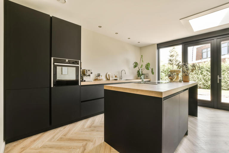 How to work the warm minimalism kitchen trend