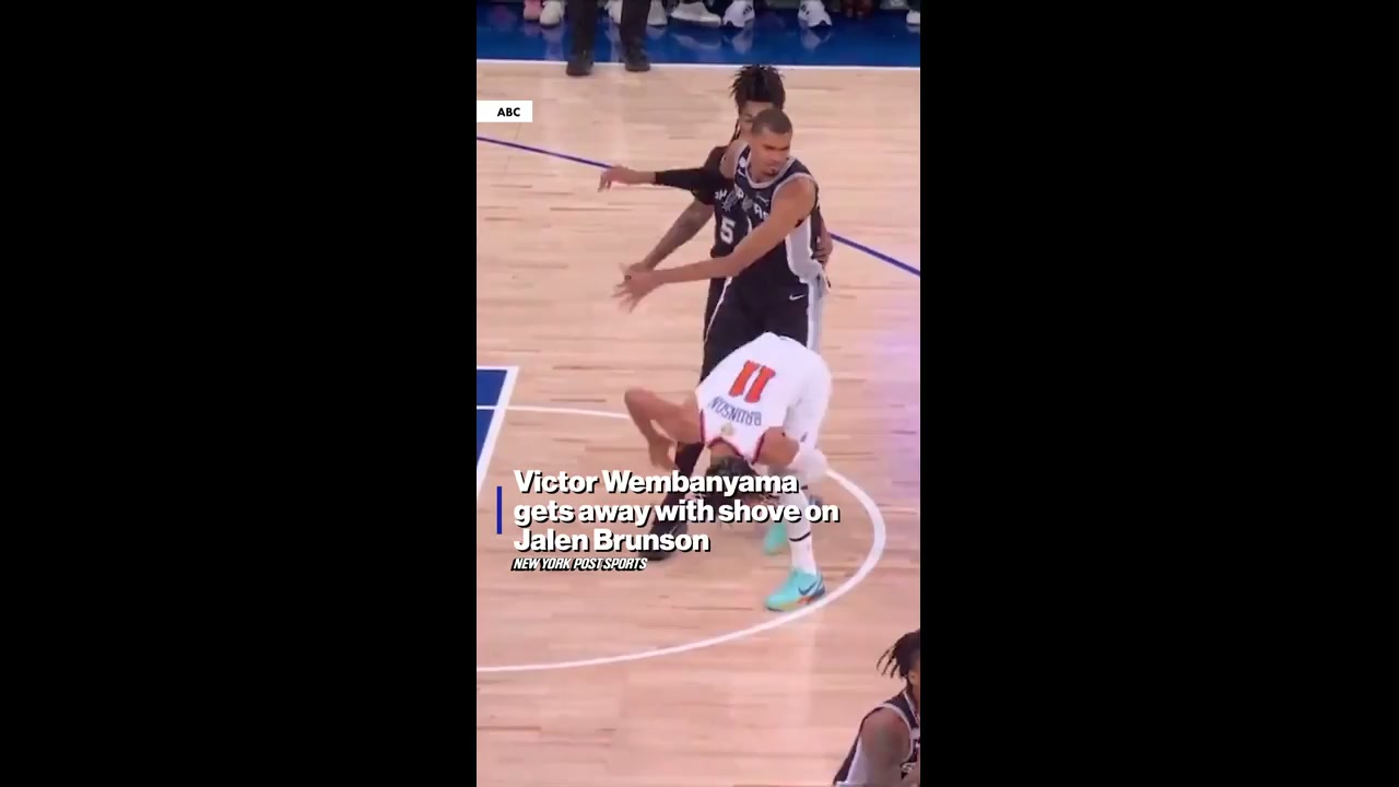 Jalen Brunson was not happy after there was no foul called on this ...