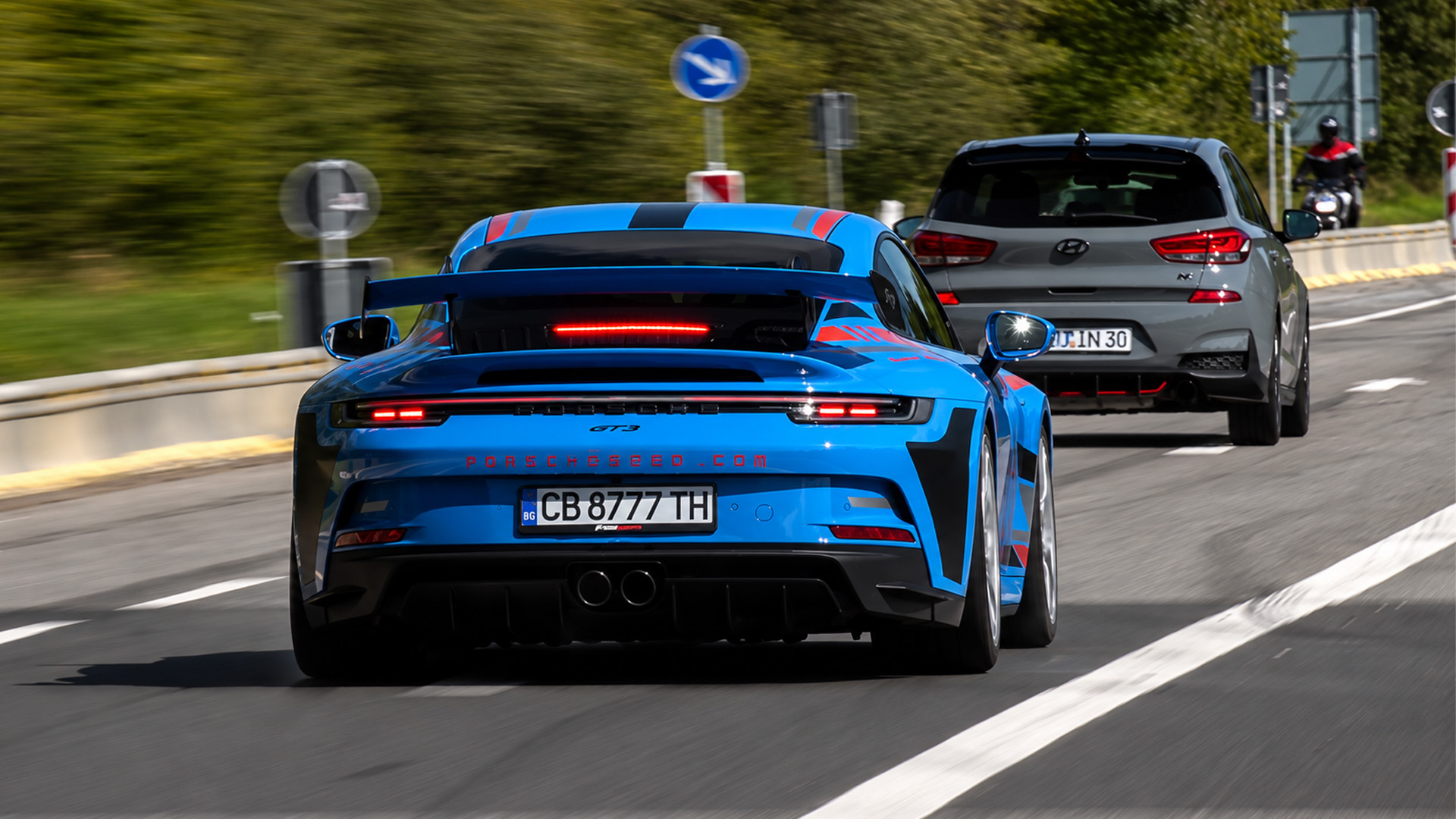 Porsche GT3 acceleration sounds wild on public road