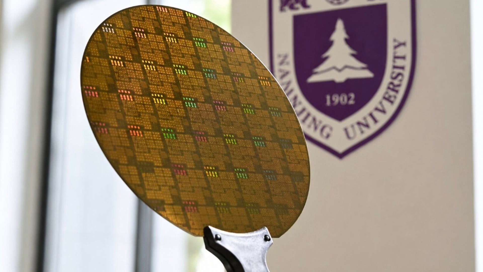 The three-atom trick: Scientists pack 1,400 ultra-thin transistors onto ...
