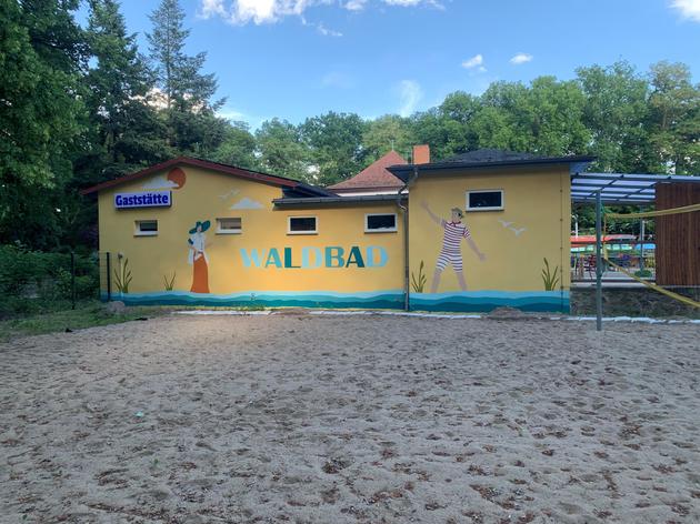 Modedesignerin malt erstes Wandbild am Seehäuser Waldbad