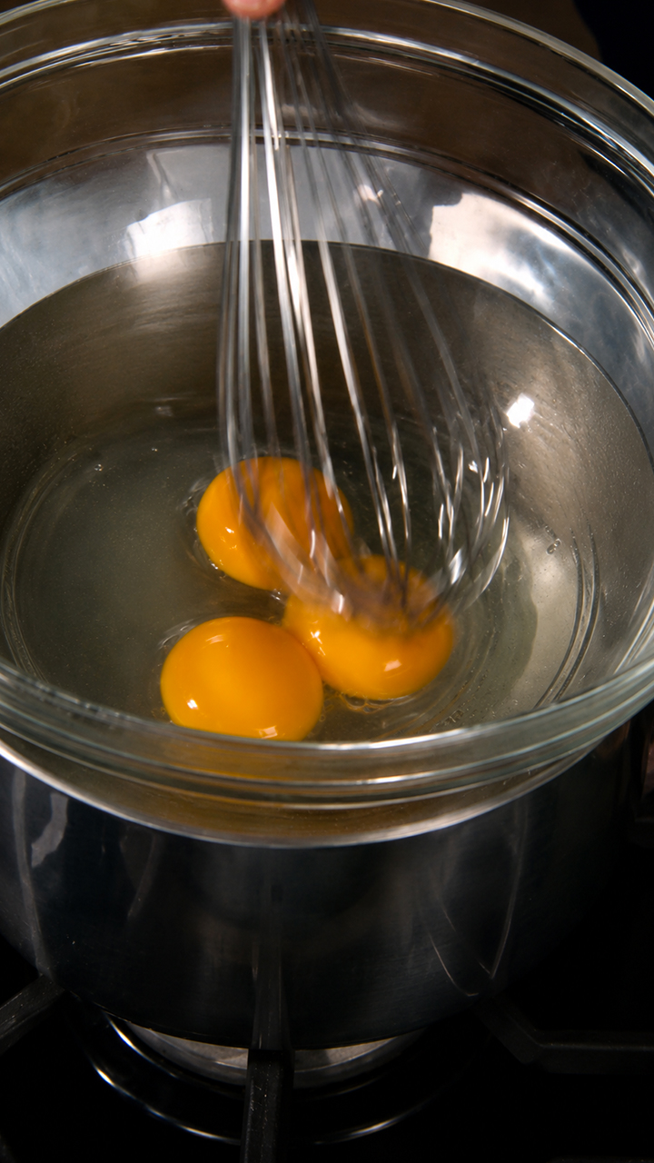 Classic béarnaise sauce recipe with simple ingredients