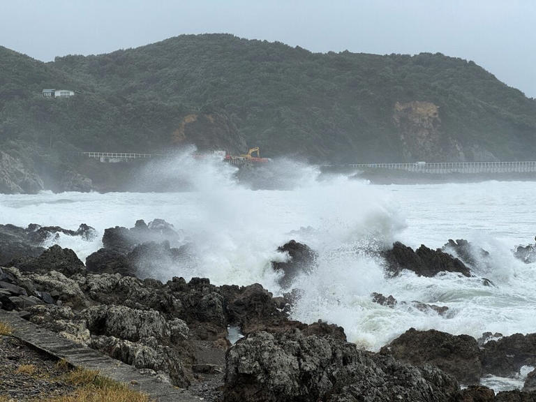 Gale-force winds, 9-meter waves force evacuations in New Zealand's capital