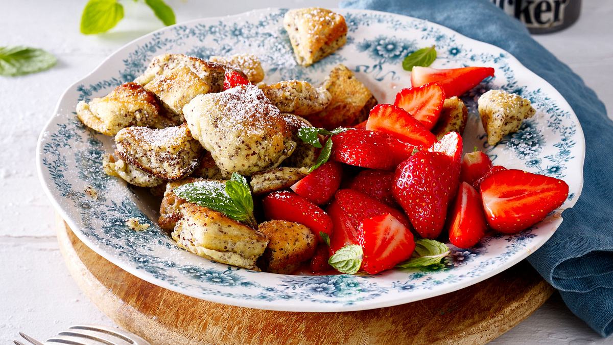 Mohnschmarrn aus dem Airfryer mit frischen Erdbeeren