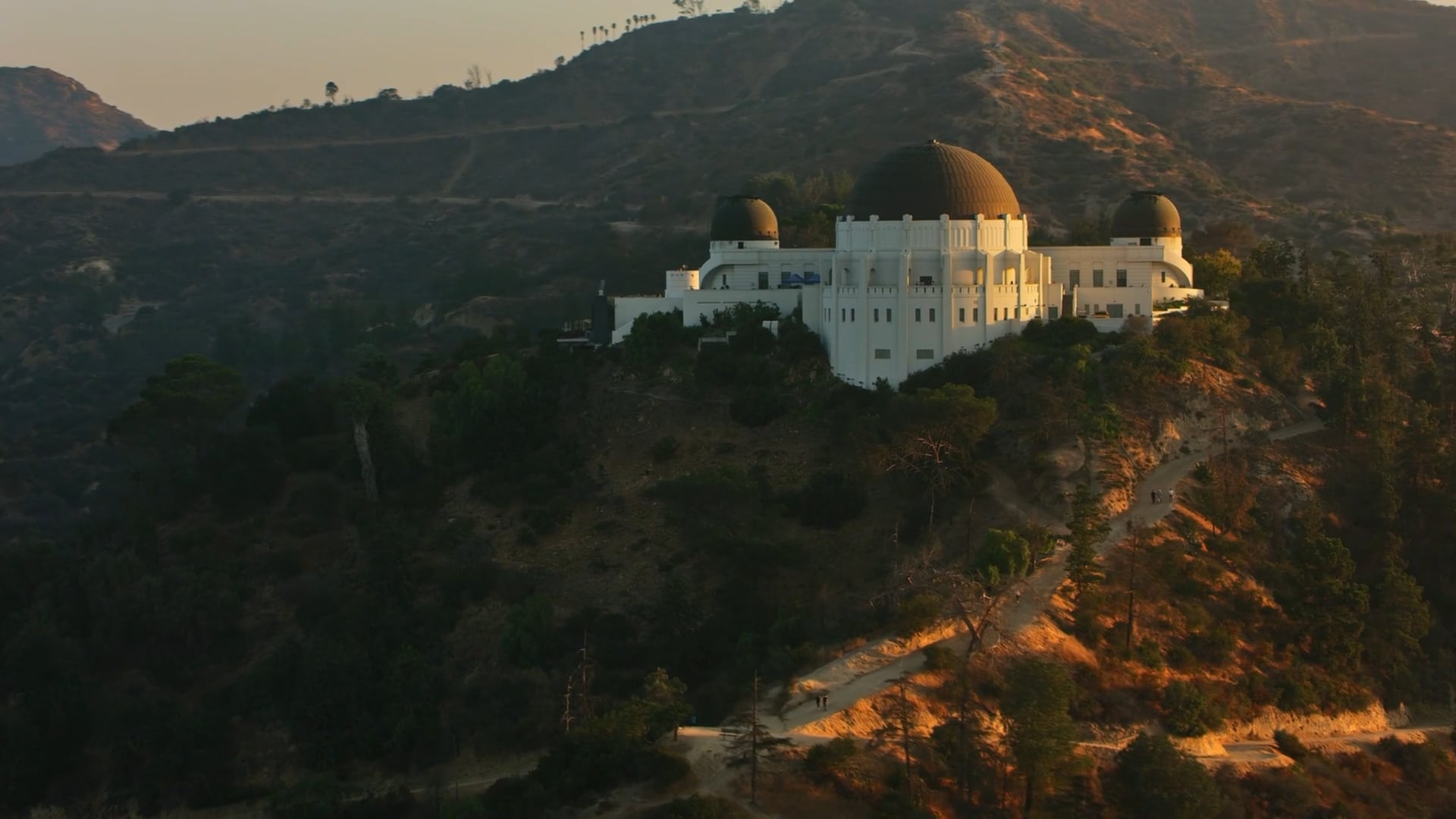 Griffith Observatoriet set ovenfra: Fantastiske droneudsigter over LA ...