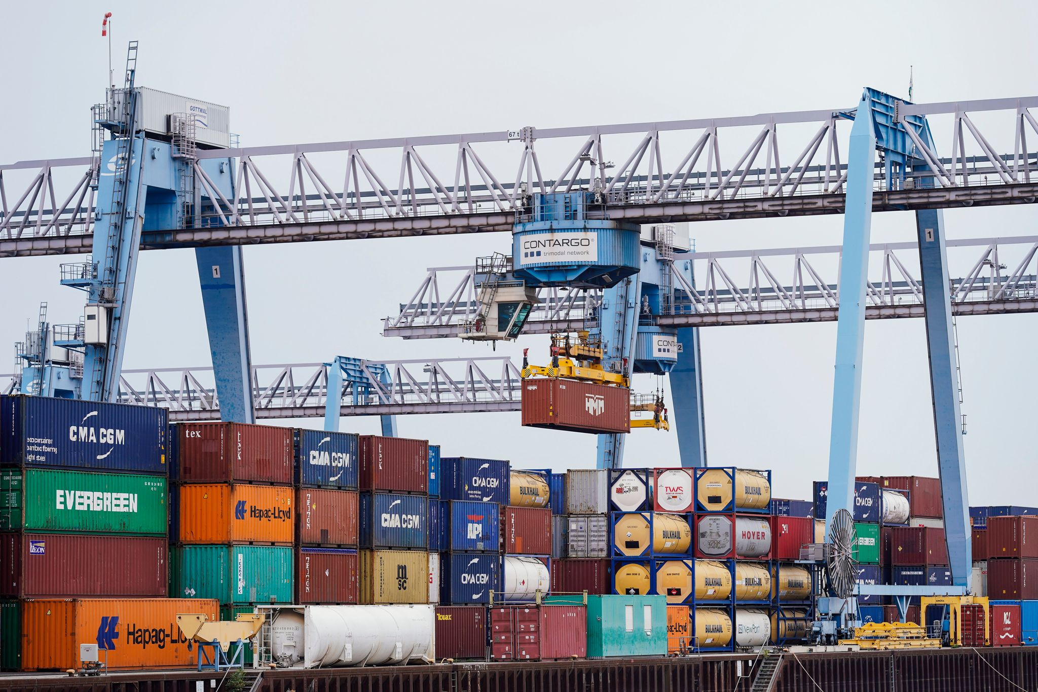 German exports rise 0.9% in April despite war in Iran