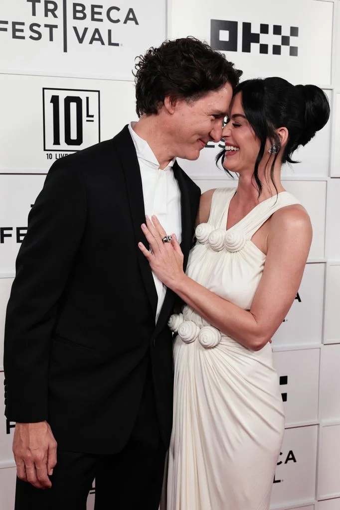 Katy Perry y Justin Trudeau, muy románticos en su primera alfombra roja ...