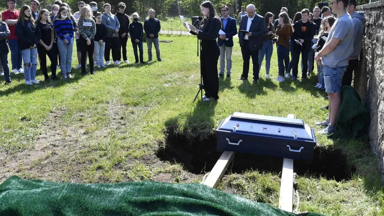 More than bones: German students buried their classroom skeleton after ...