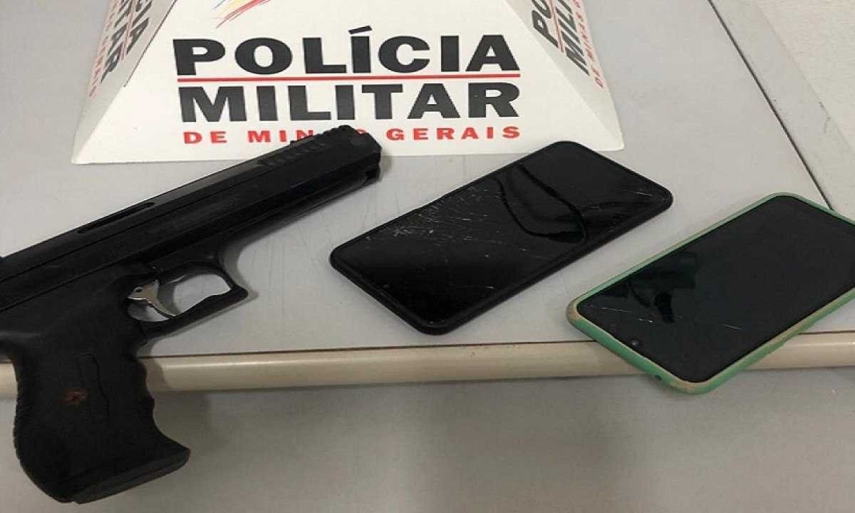 Adolescente com mandado é apreendido com simulacro raspado em BH