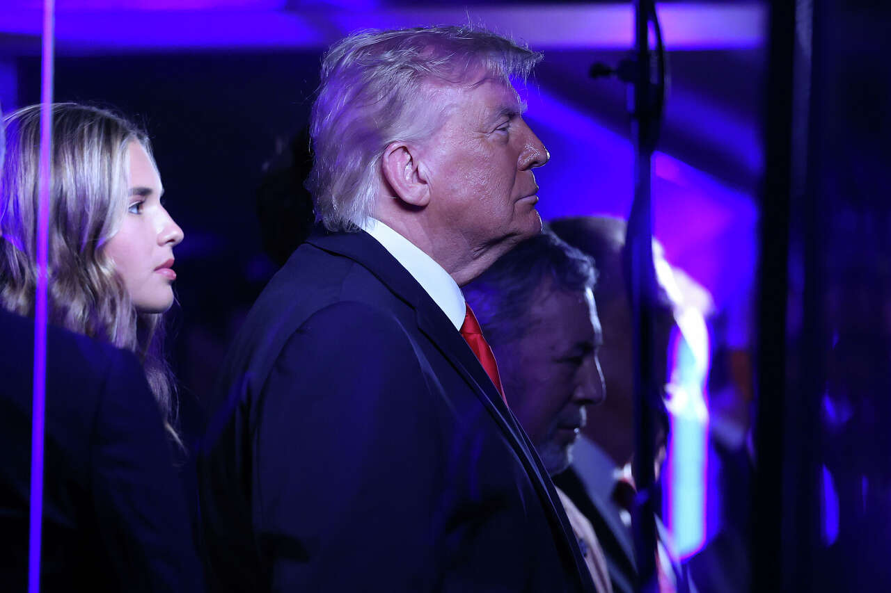 Knicks fan boo President Donald Trump during national anthem before ...