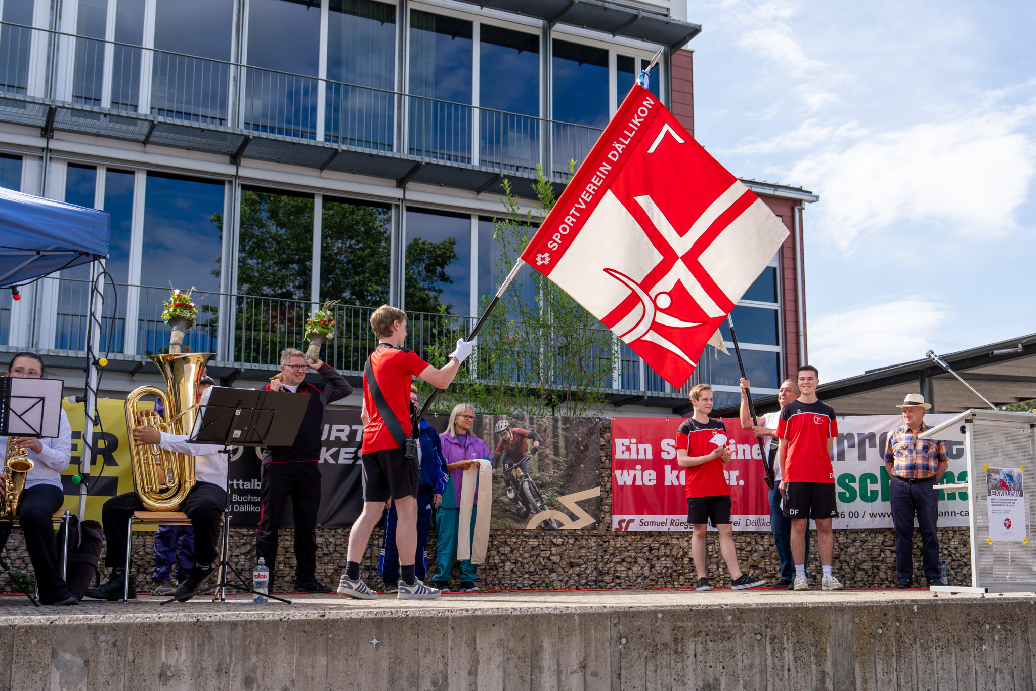 Nach über 50 Jahren erhält der Sportverein eine neue Fahne