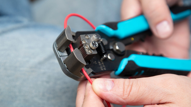 How to use a wire stripping tool (and which type you should be using)