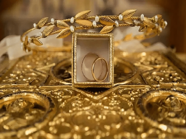 Gold prices fall for second straight day: Check latest gold rates in ...