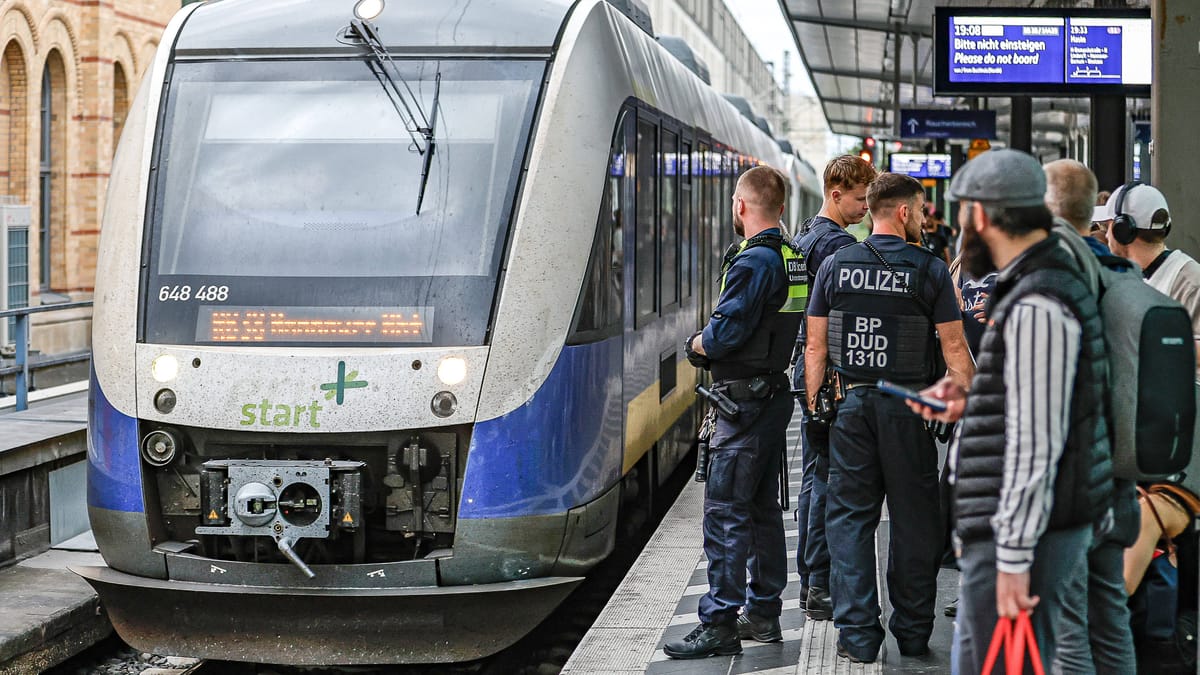 27-jähriger springt auf fahrenden Zug – Bundespolizei ermittelt
