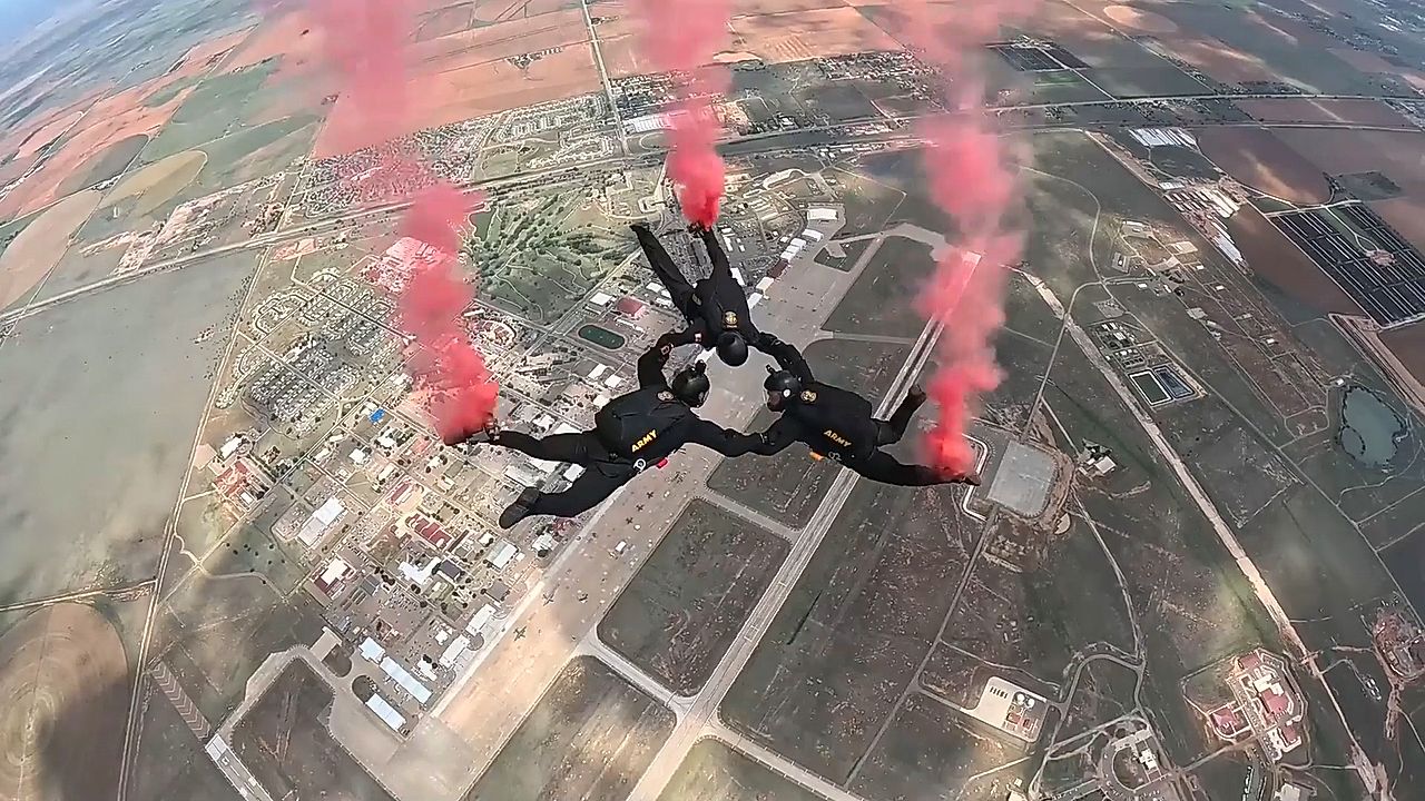 US Army paratroopers take on spectacular freefall formation for New ...