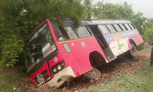 KSRTC bus axle breaks; major disaster averted, 45 passengers safe!