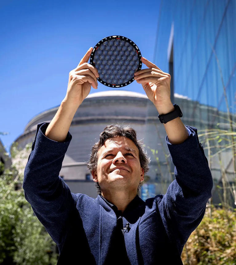 In the laboratory of physicist Pablo Jarillo-Herrero, the 'magician' of ...