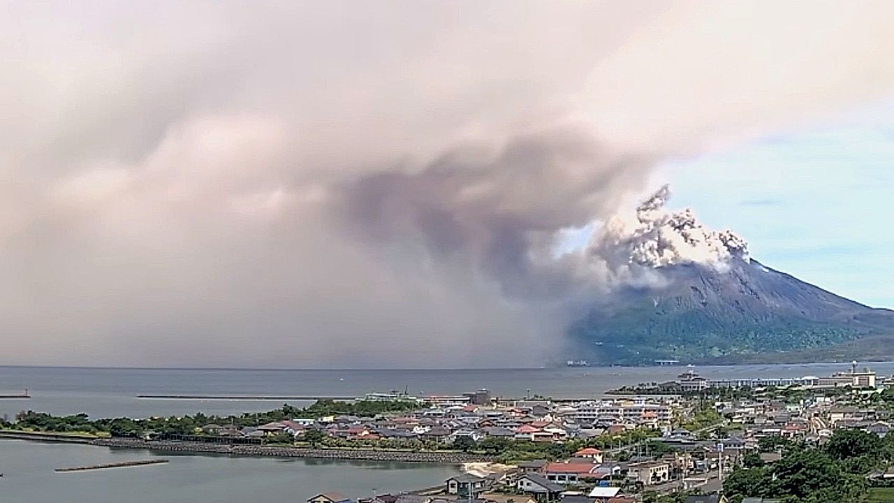 Sakurajima volcano erupts, sending plume of ash nearly 4,300 feet into ...