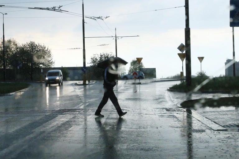 Grad, burze i porywisty wiatr. IMGW ostrzega przed burzami w części woj ...
