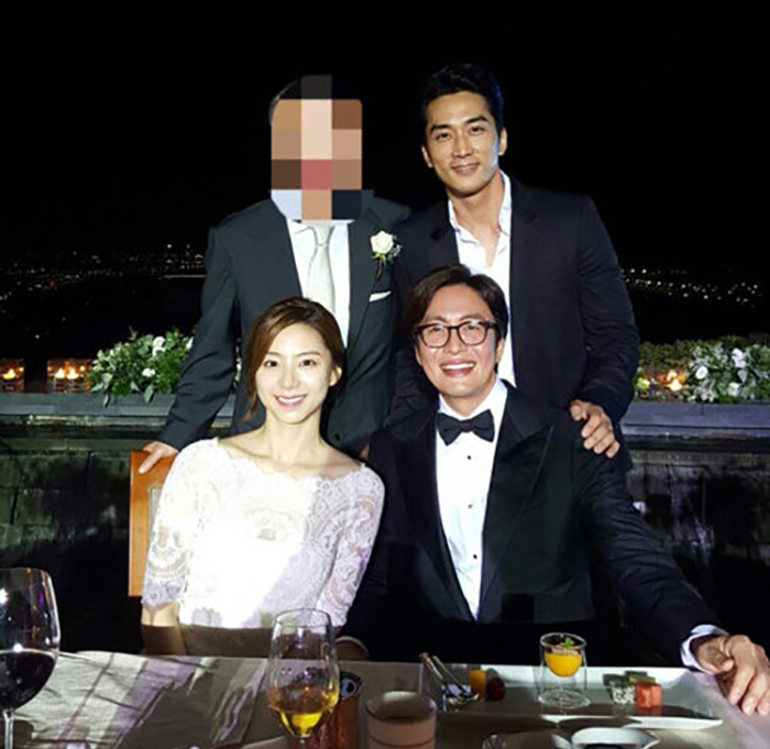 Bae Yong Joon gây chú ý khi xuất hiện cùng vợ con