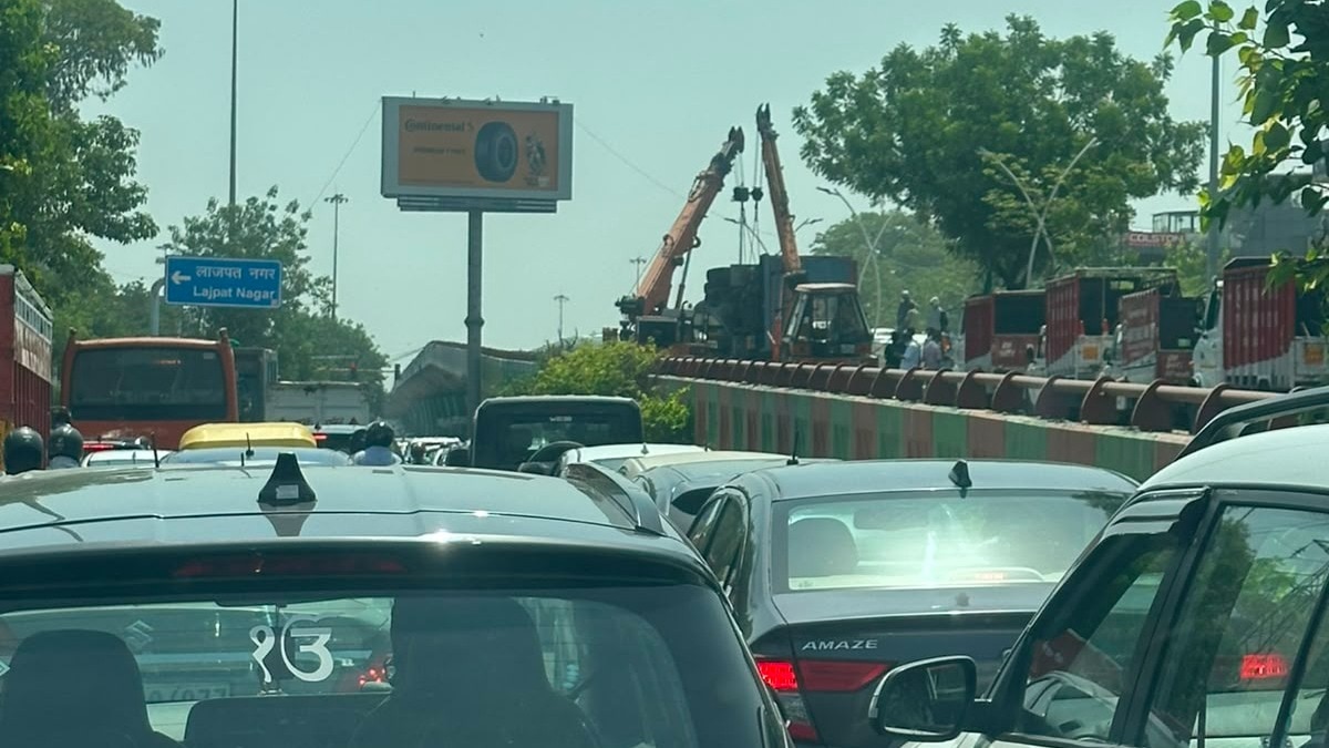 Delhi traffic alert: Major blockage on Moolchand-Ashram stretch after ...