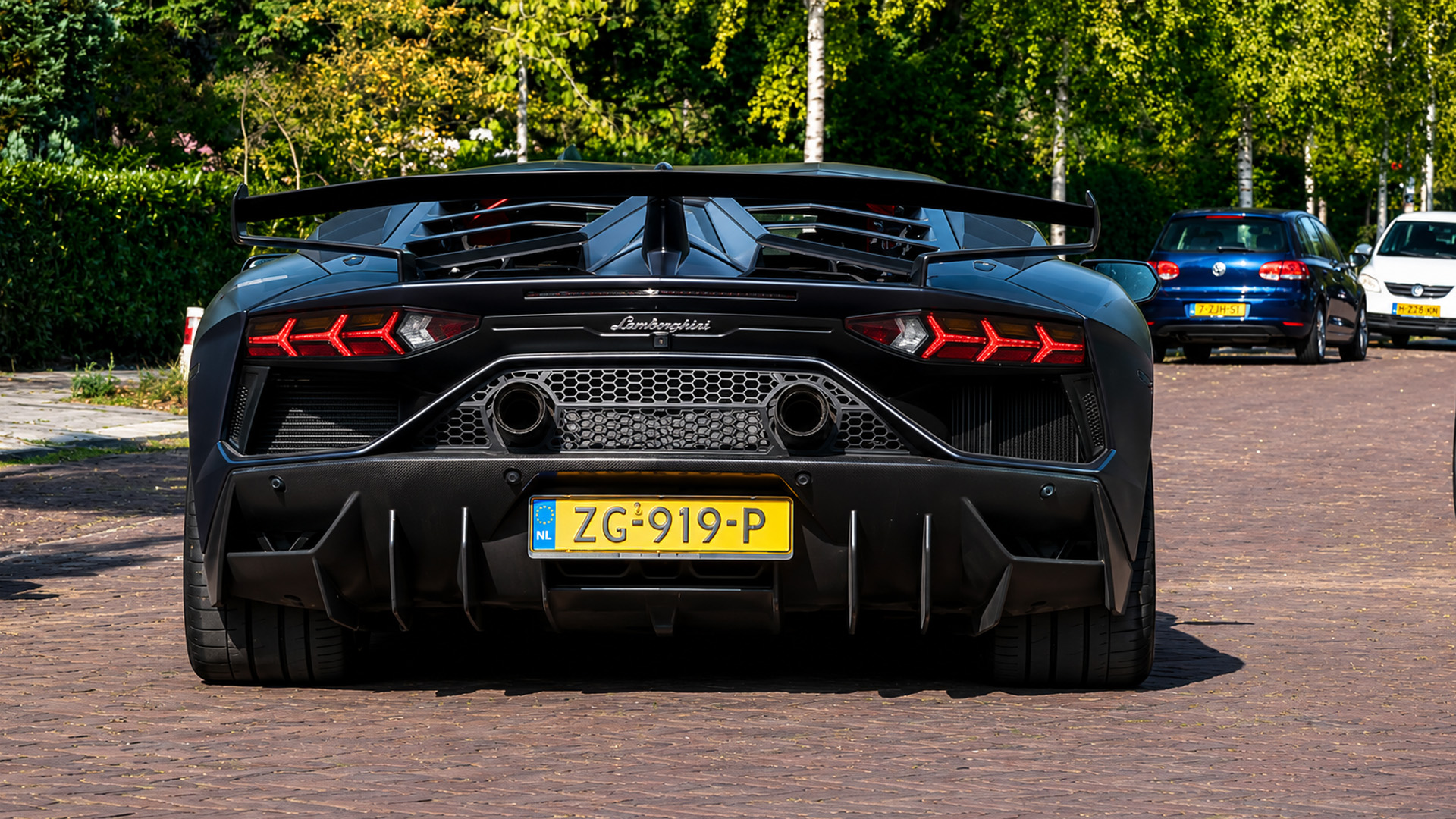 Lamborghini Aventador SVJ raast door een smalle straat